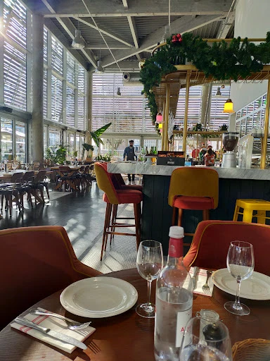 Les Halles de Bacalan: Une Célébration Gastronomique au Cœur de Bordeaux