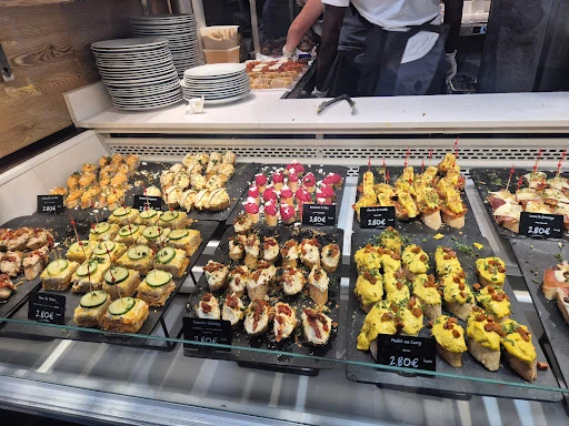 Les Halles de Bacalan: Une Célébration Gastronomique au Cœur de Bordeaux